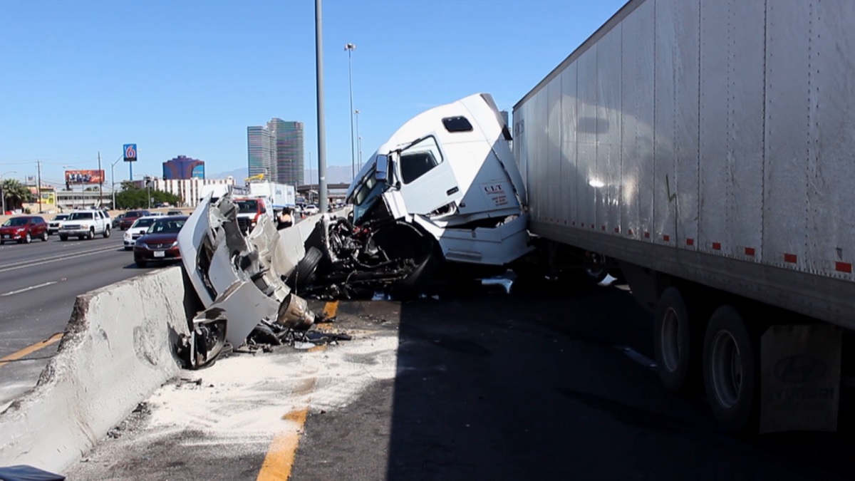 Choque de tráiler causa retrasos en autopista – Telemundo Las Vegas