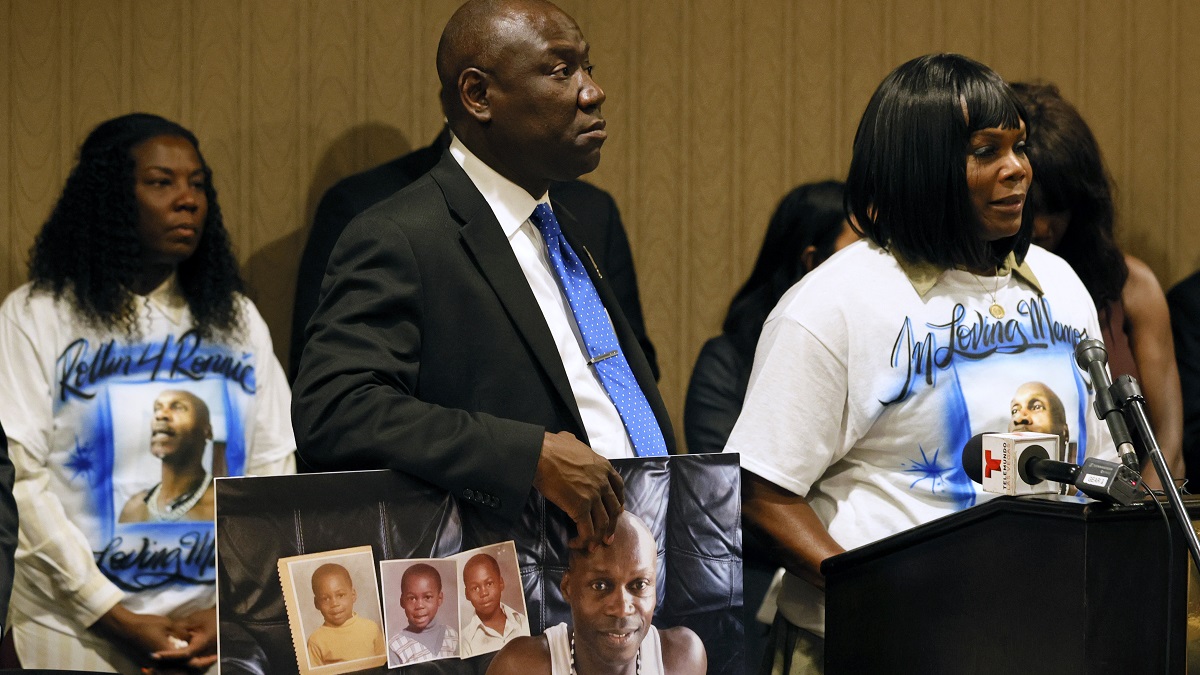 “No va a llegar ayuda para ti. Deja de llorar”: acusan a policía de Las ...