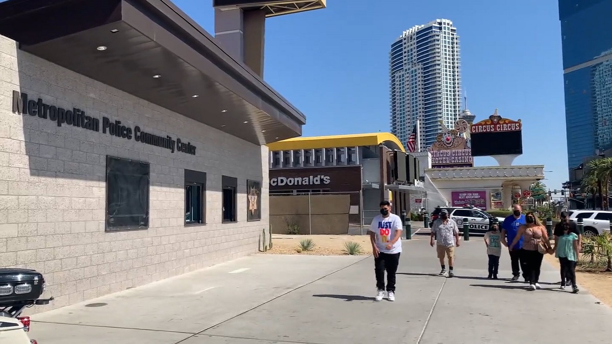 Policía metropolitana inaugura pequeña estación en medio del Strip de ...