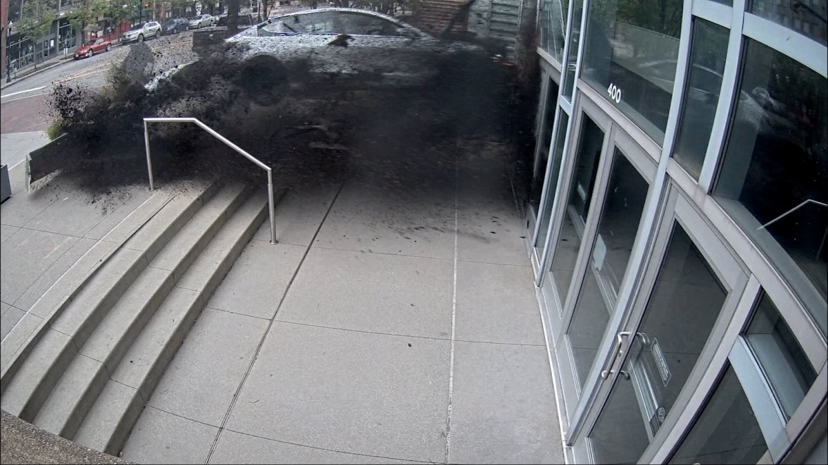 Impresionante video: un Tesla se estrella contra el Centro de ...