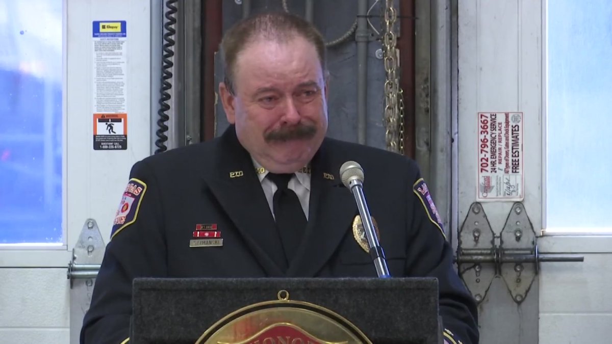 Se despide Tim Szymanski tras 50 años en el cuerpo de bomberos de Las ...