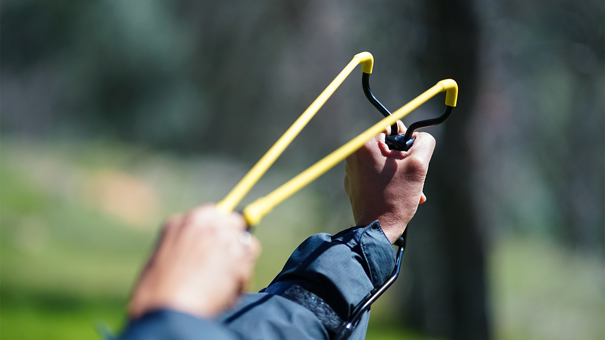 LVMPD: supuestamente lanzó piedras con una resortera a los autos en ...