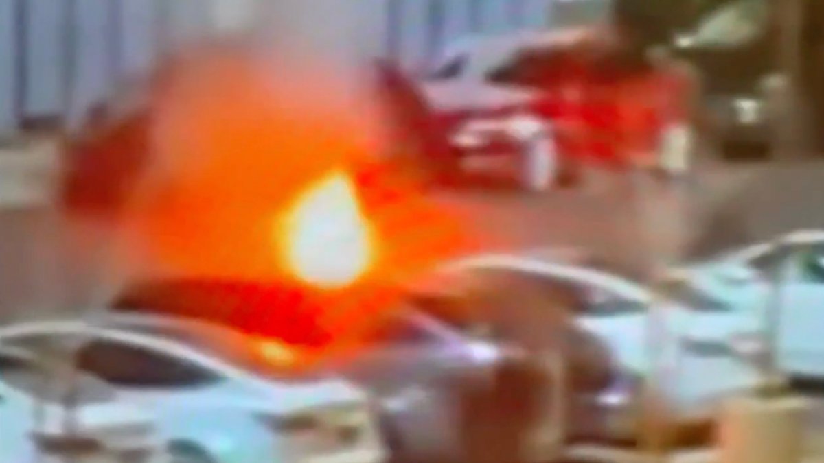 Acusado de incendiar autos Tesla permanecerá en prisión – Telemundo Las ...